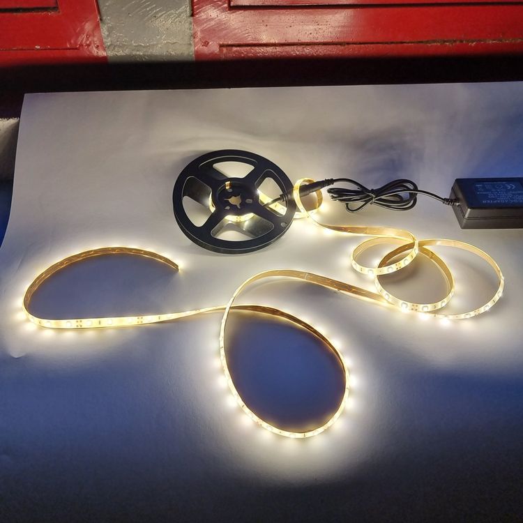 LED - 2 Meter Leuchtband / Selbstklebend / Warmweiss | Kaufen auf Ricardo