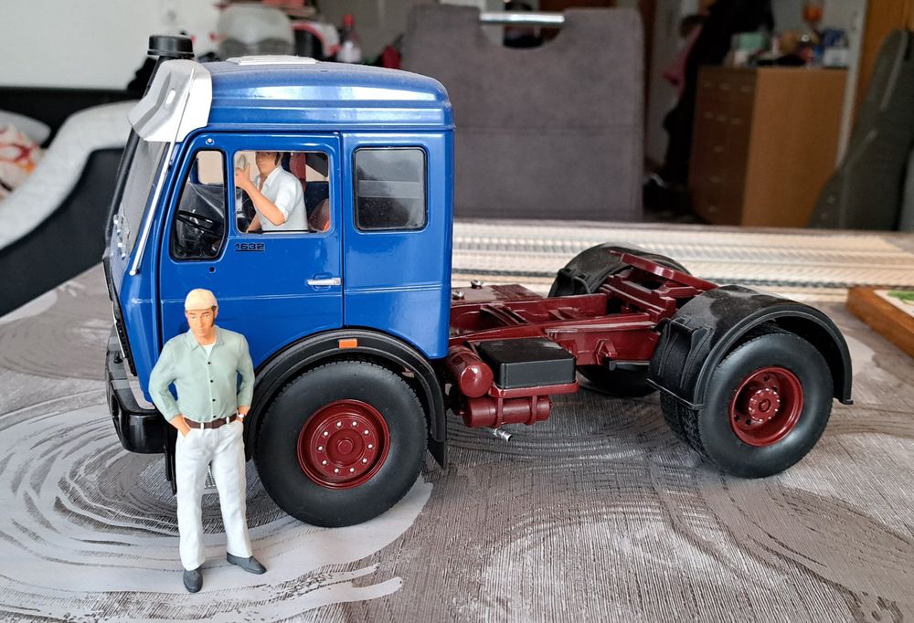 Mercedes aus der Serie " auf Achse " M 1 : 18 (Gebraucht) in Walde AG ...