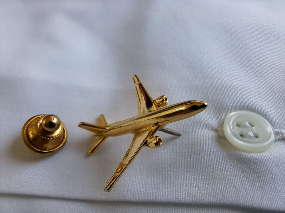 Golden Flugzeug Pin - pin avion doré * (Gebraucht) in Perly für CHF 1 – mit Lieferung auf ...
