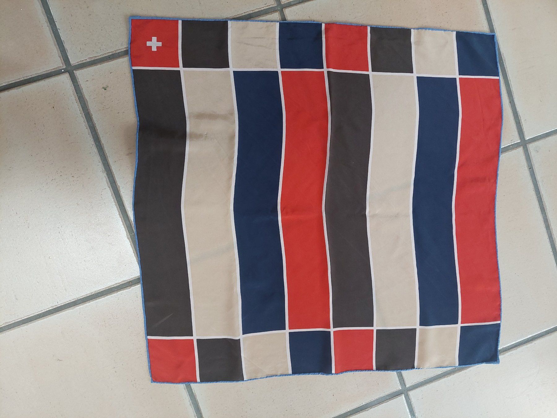 Seiden Carrée v. Kabinenpersonal Swiss Intern. Air Lines (Gebraucht) in Hergiswil NW für CHF 25 ...