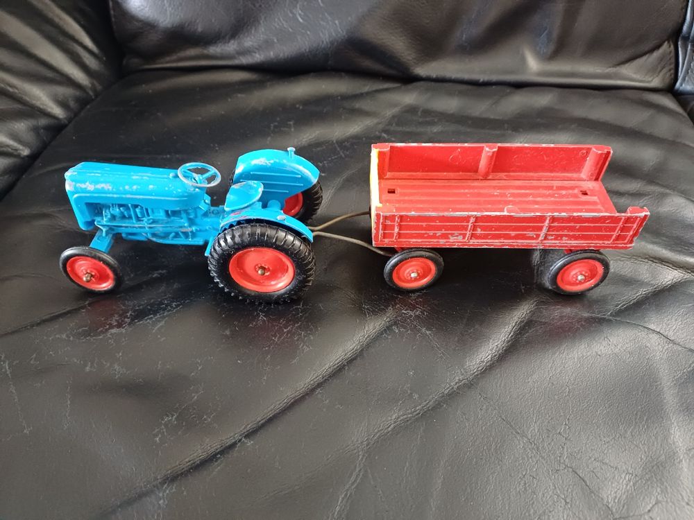 Vintage Spielzeug Traktor mit Anhänger, blau-rot, alt! (Gebraucht) in ...
