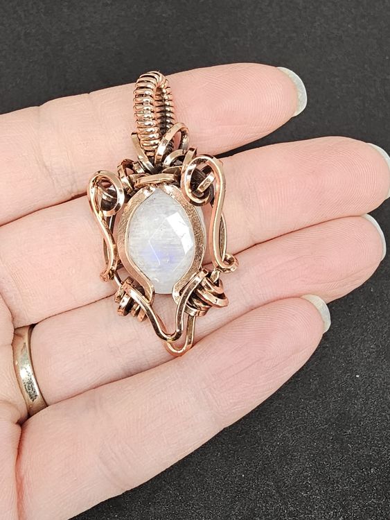 Anhänger mit Mondstein elegant umschlungen von Kupfer (Neu (gemäss Beschreibung)) in Sisseln AG ...