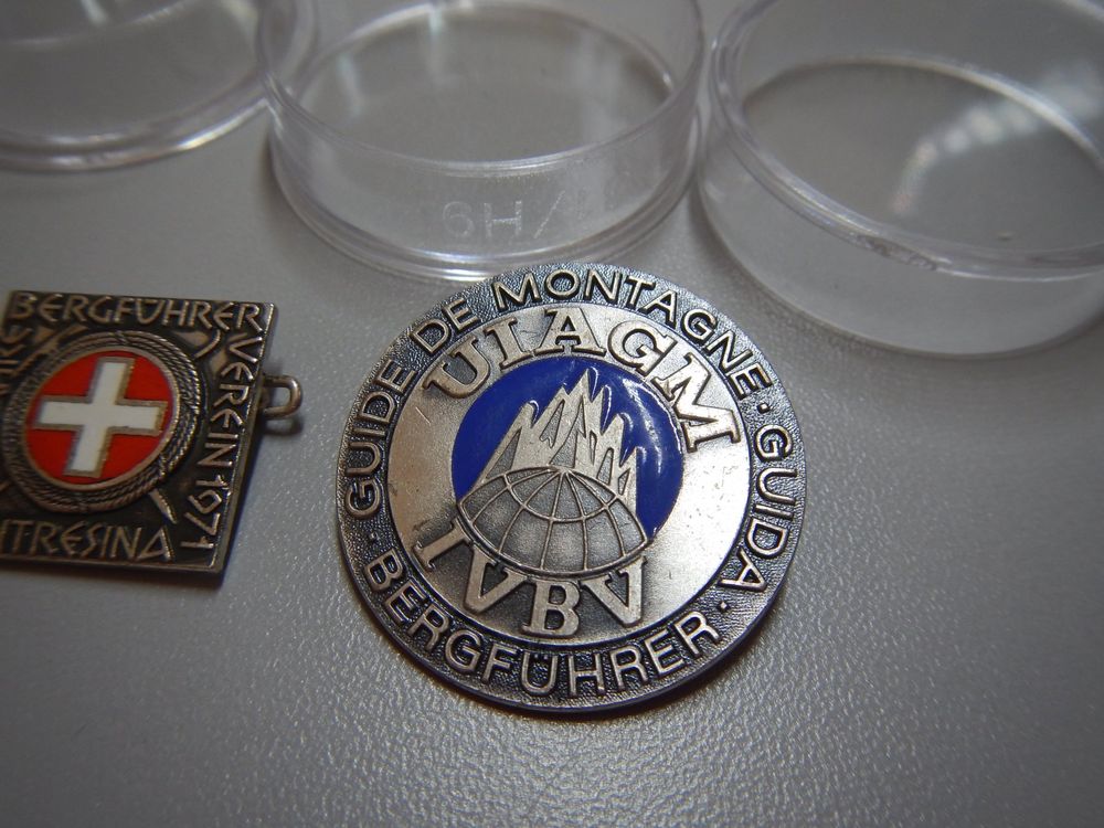 Abzeichen: 2 x Bergführer (Gebraucht) in Wolfenschiessen für CHF 31 – mit Lieferung auf Ricardo ...
