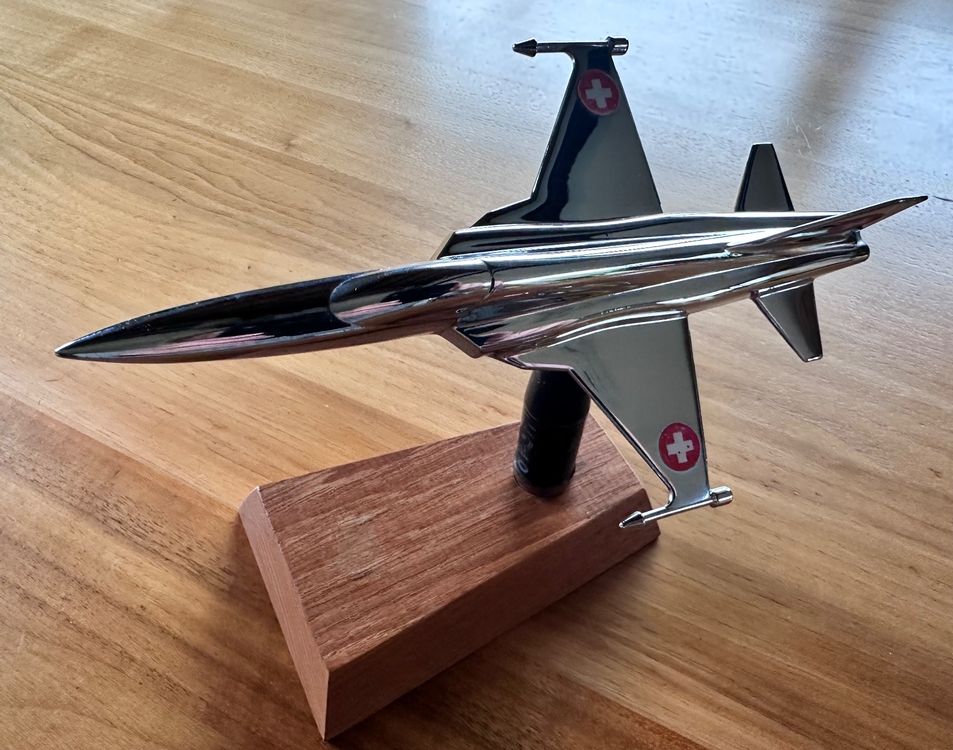 Chromstahl Tiger F 5E Flugzeugmodell Schweizer Luftwaffe (Gebraucht) in Volketswil für CHF 49 ...