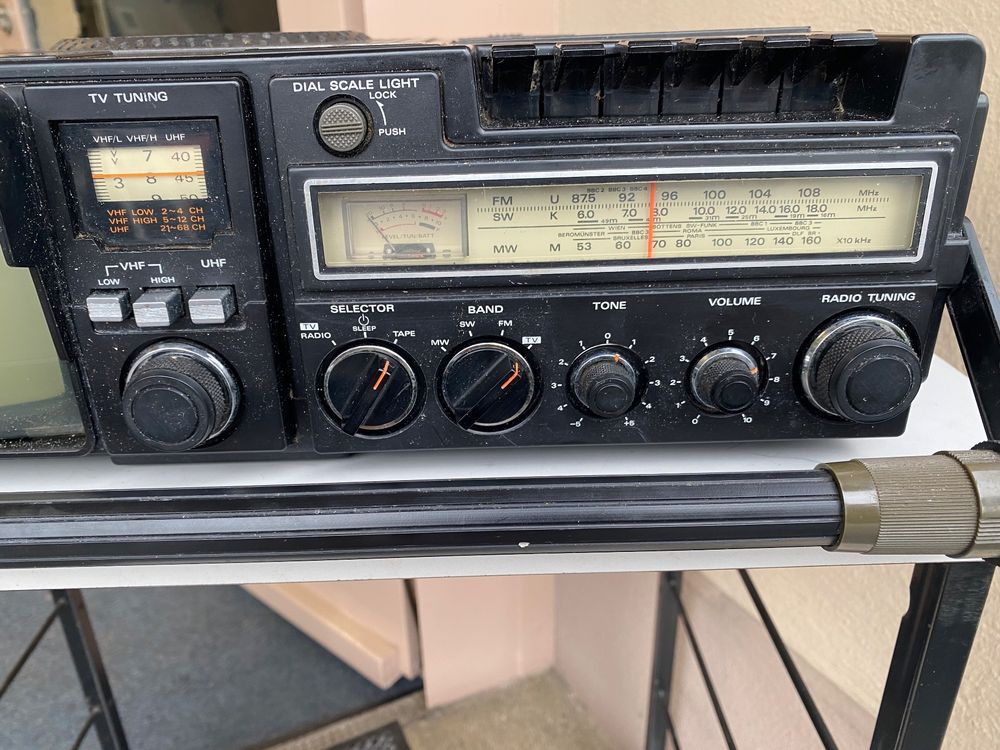 Hitachi K-50E TV-FM/SW/MW RADIO CASSETTE RECORDER (Defekt) in ...