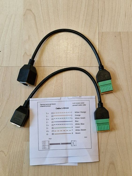 zwei Netzwerkkabel mit RJ45 und 8-Pin Stecker für Anschluss (Neu ...