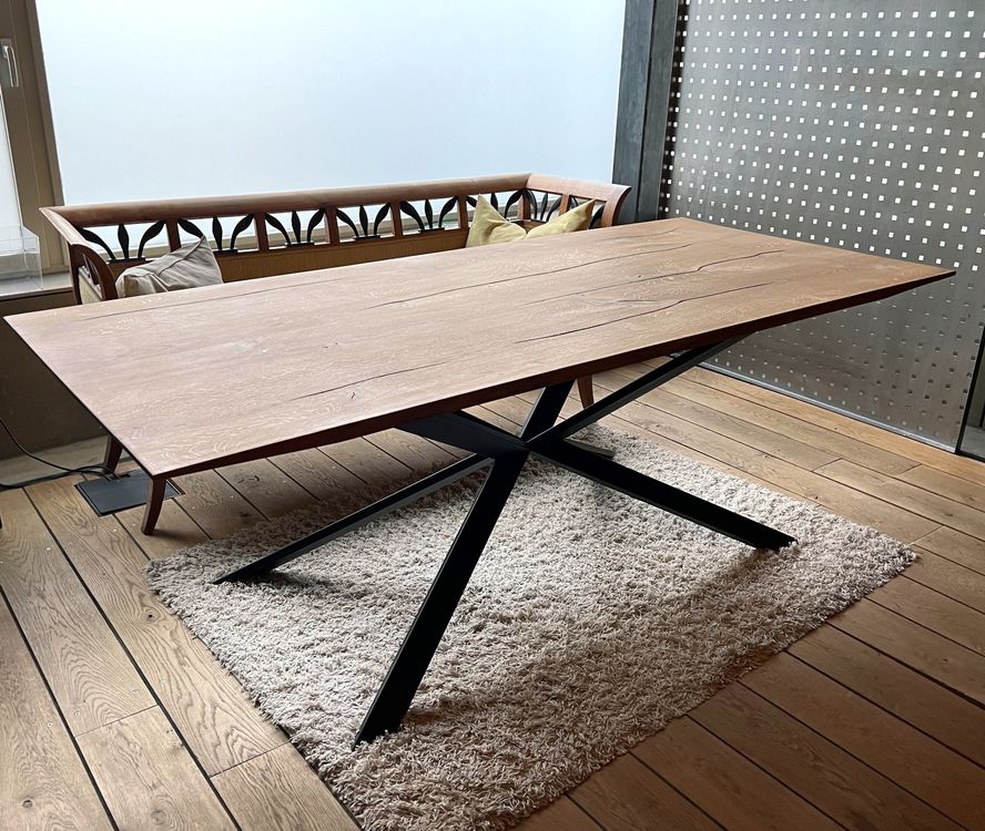 Luxus Holztisch Mit Metallgestell Bild