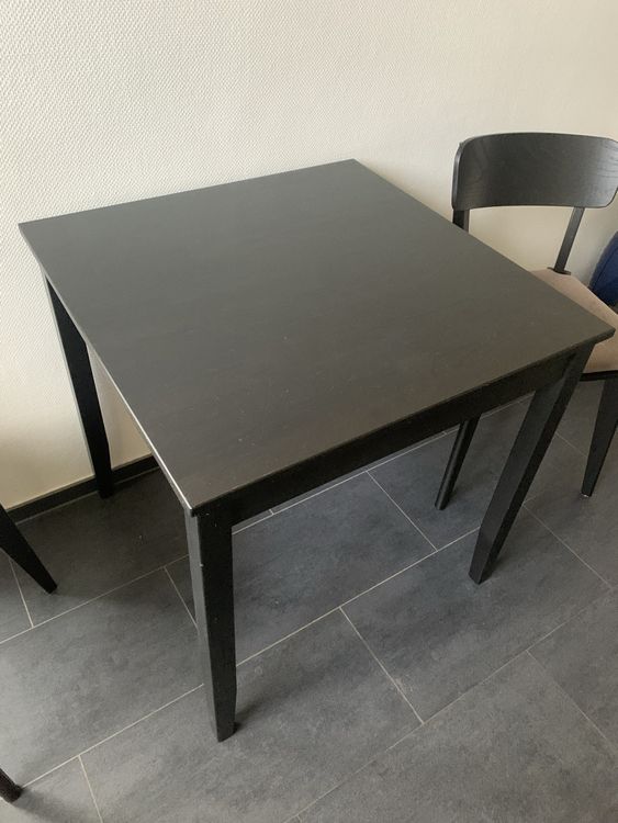 Schwarzer Tisch und zwei Stühle /Table et 2 chaises noires (Gebraucht ...