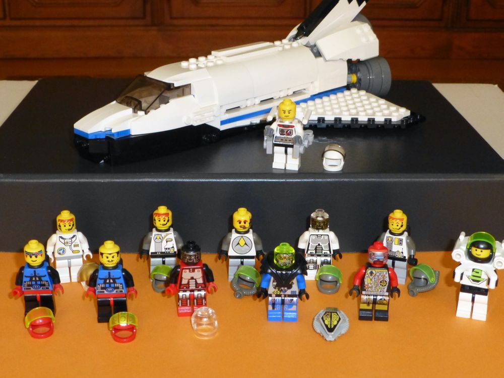 Lego Space/11 Minifiguren + Set 31066 Space Shuttle Explorer (Gebraucht ...