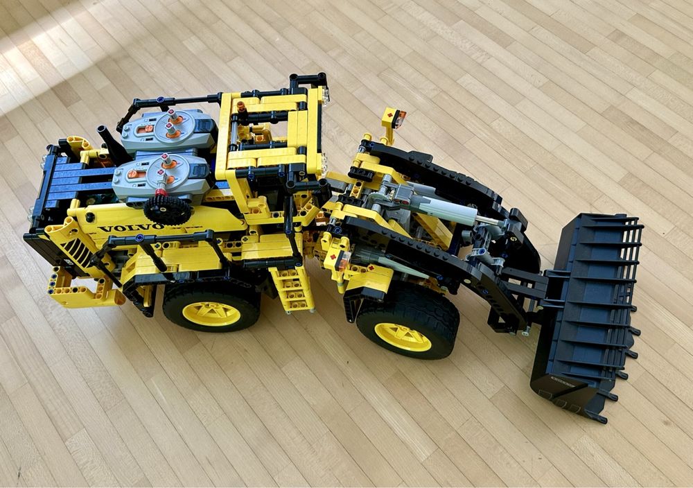 LEGO Technic VOLVO L350F Radlader 42030 (Gebraucht) in St. Gallen für CHF 98 – mit Lieferung auf ...