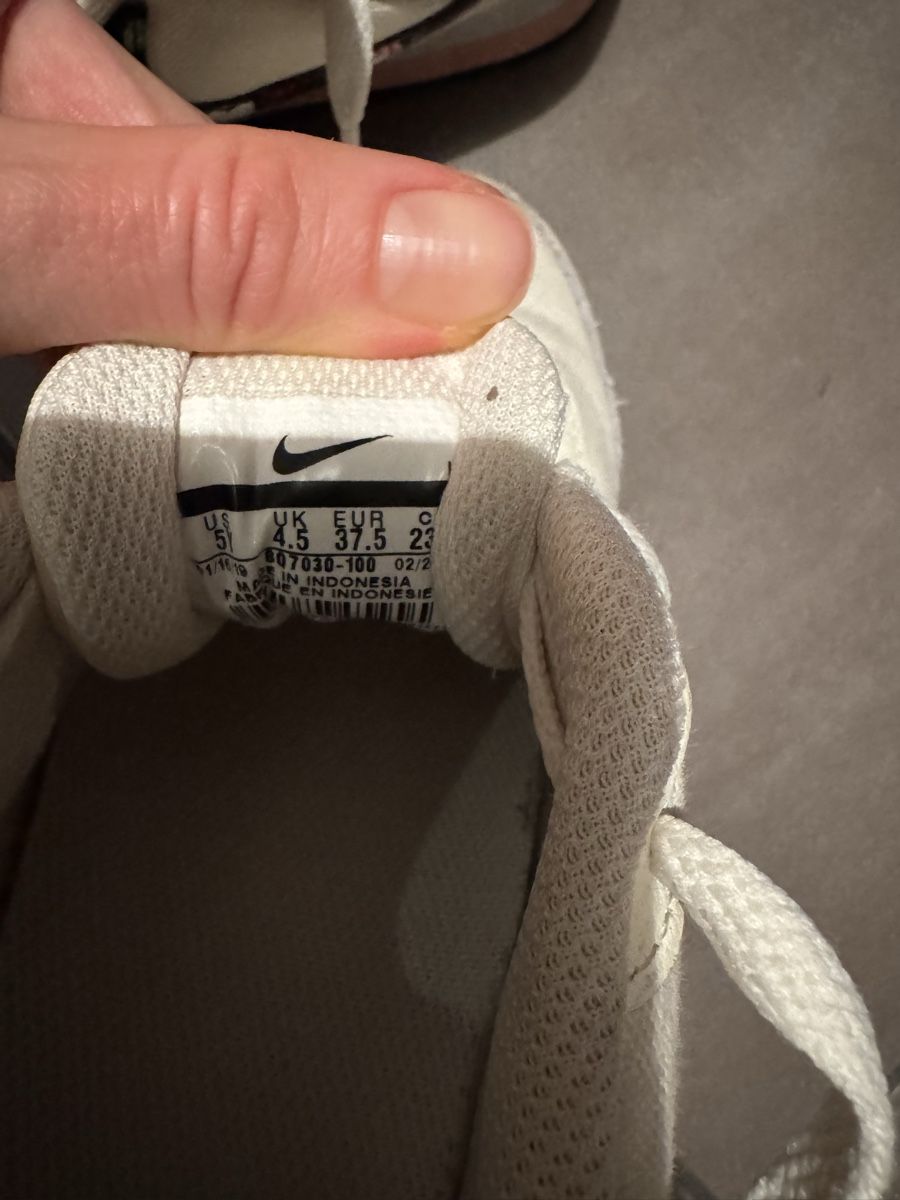 Nike runner trainers UK 4.5 EUR 37.5, floral detail 🌸👟 (Gebraucht) in ...