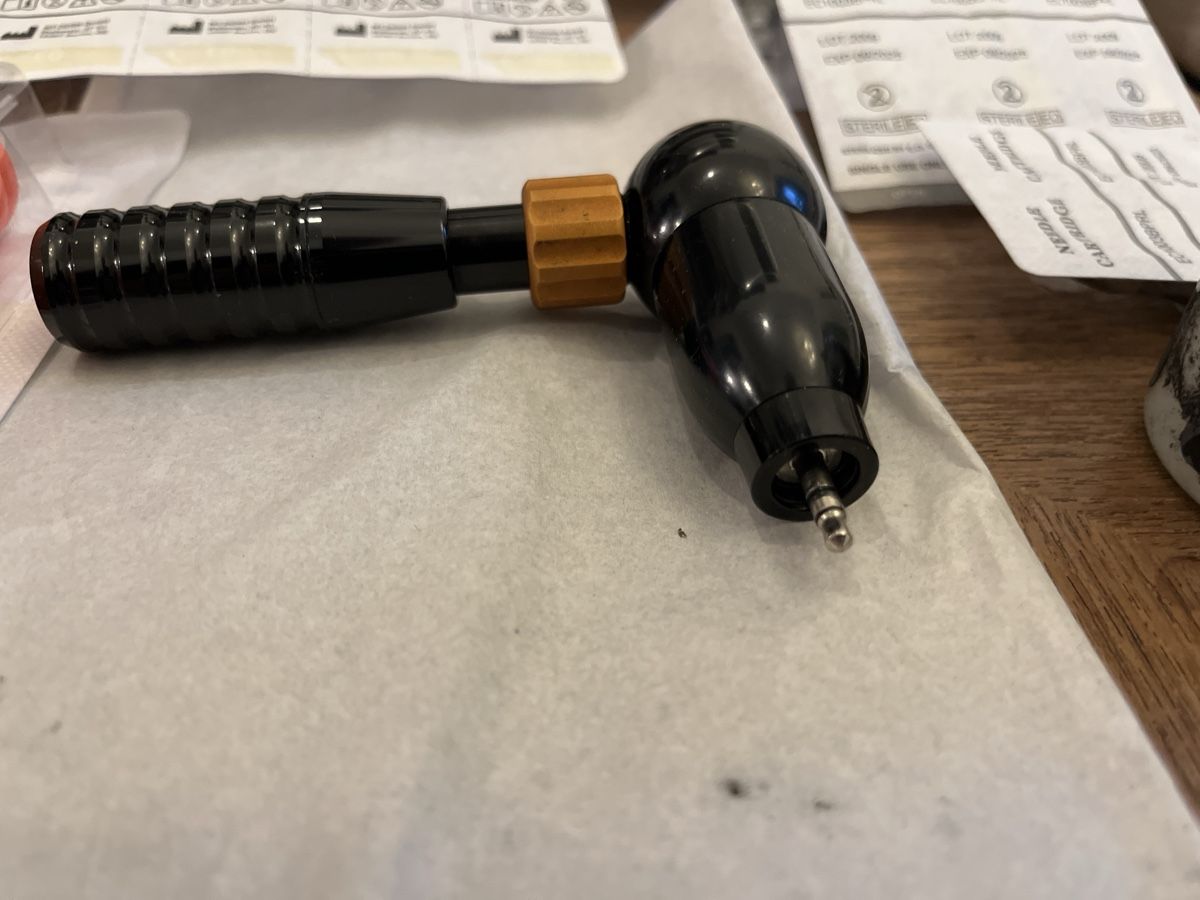 Cheyenne Tattoo Maschine, Netzteil, Nadeln, neue Tint, Stenc (Gebraucht ...