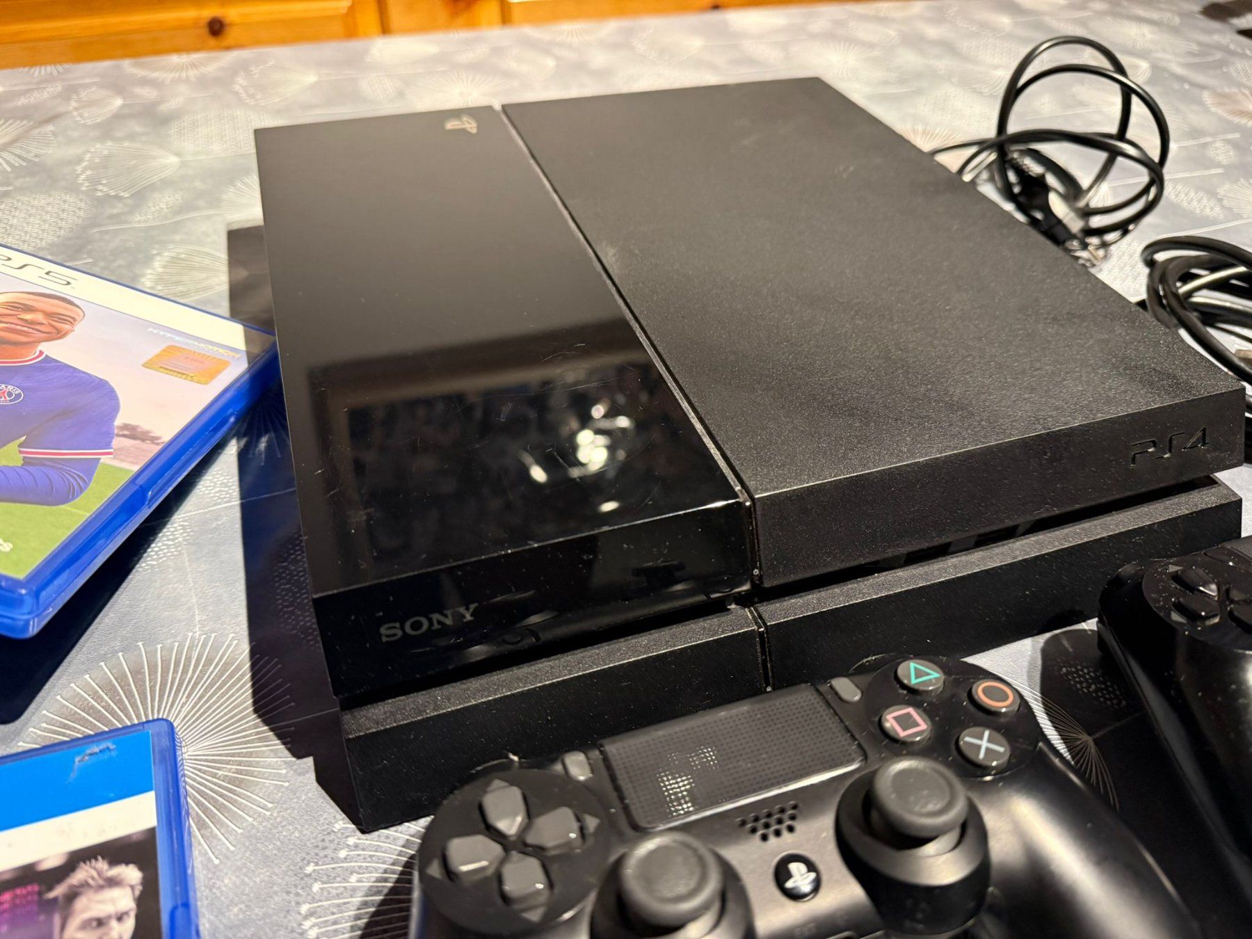 PlayStation 4 (500 GB) + 3 Controller + 11 Spiele (Gebraucht) in Domat ...