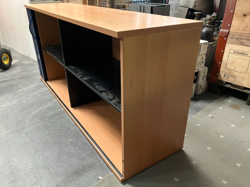 Lateralschrank mit 2 Metall Tablaren ohne Schlüssel ab 1.- (Gebraucht ...