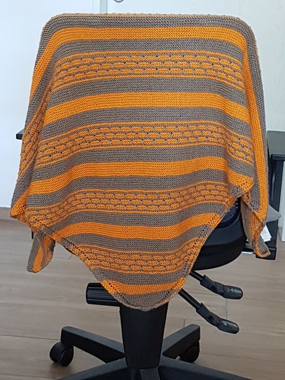 Dreieckstuch / Hebemaschenmuster / selbst gestrickt (Neu (gemäss Beschreibung)) in Brittnau für ...