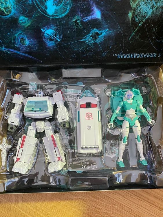 Hasbro Transformers WfC Paradron Medics Ratchet and Lifeline (Neu und ...