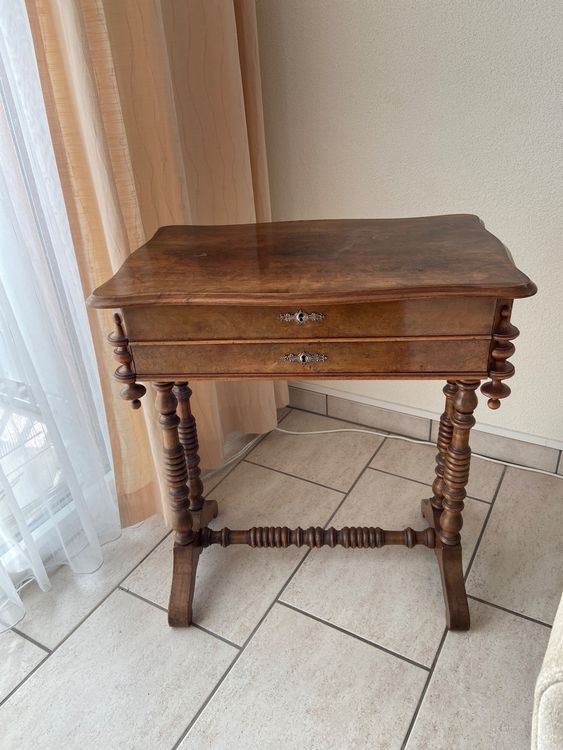 Antiker Beistelltisch Nussbaumholz? mit Schubladen (Gebraucht) in Mettmenstetten für CHF 30 ...