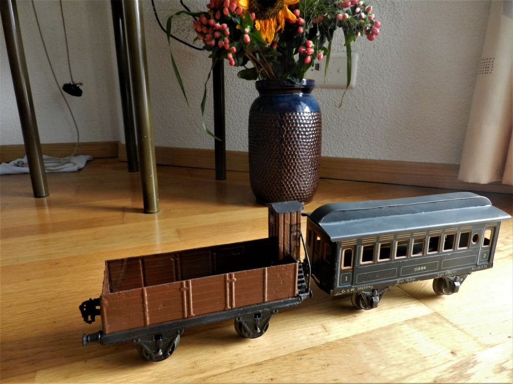 2 Märklin Blechw.,Güterwagen mit BRH+Personenw.grün sehr alt (Gebraucht ...