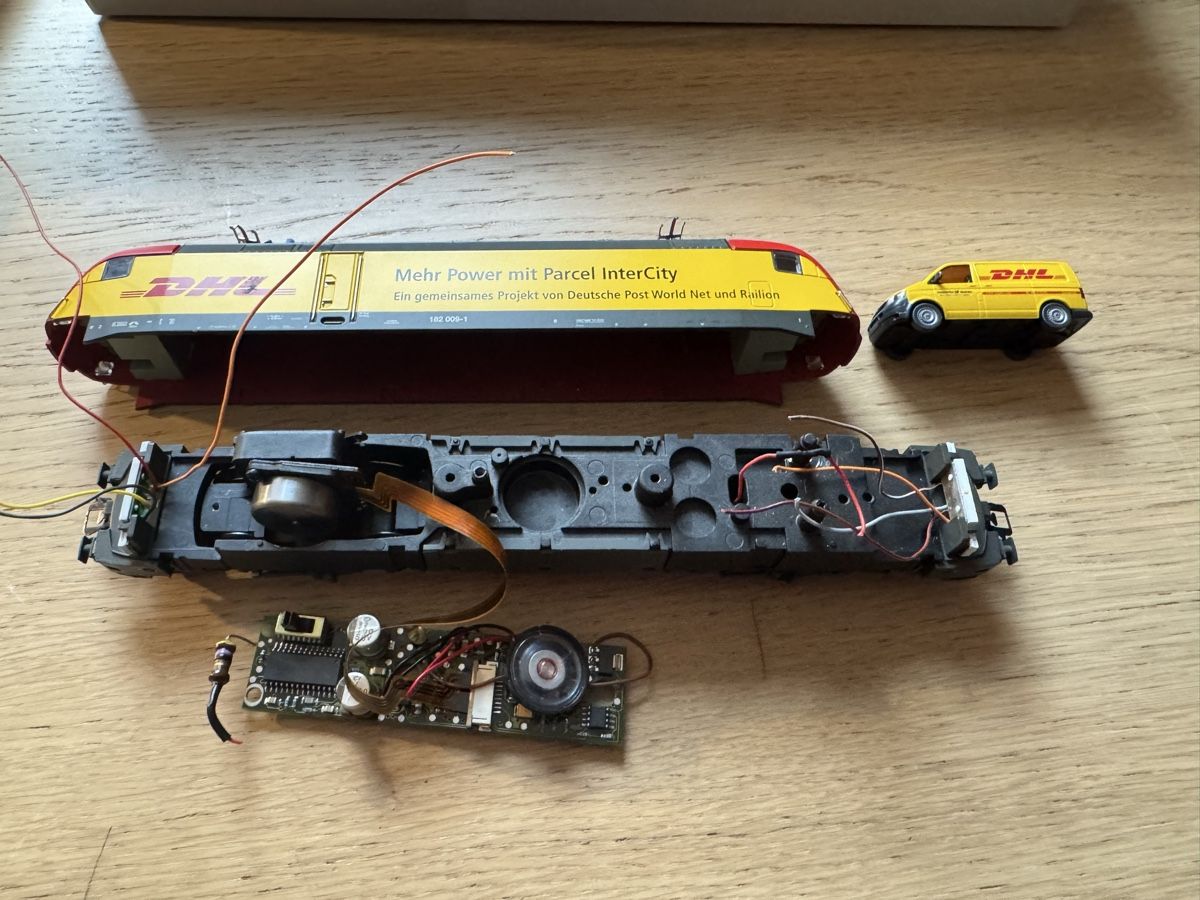 Märklin 39833 H0 DHL BR 182 AC DEFEKT! (Defekt) in Uster für CHF 50 – mit Lieferung auf Ricardo ...