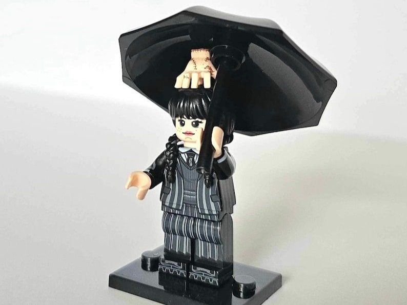 Wednesday Addams minifigure mit Thing (Neu und originalverpackt) in ...