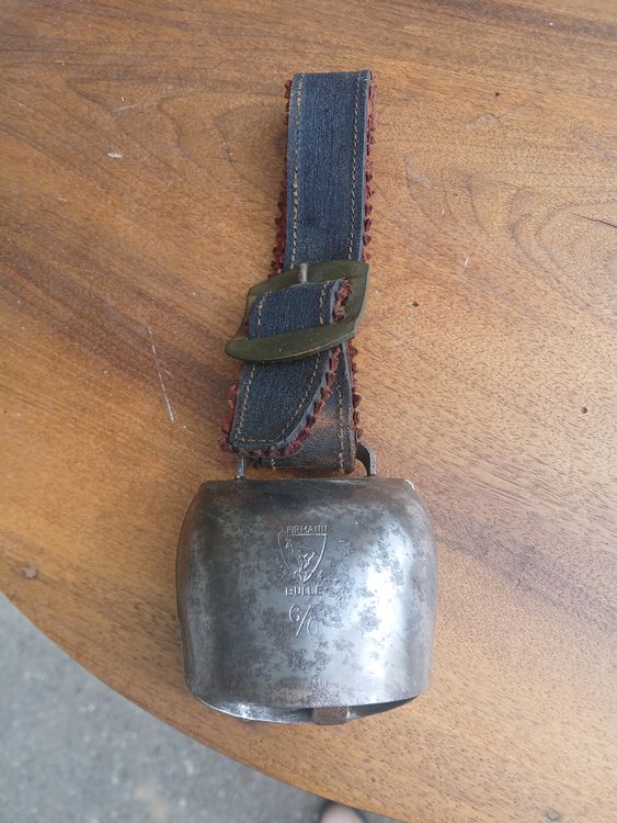 Cloche de vache ancienne Firmann 6 /0 (Gebraucht) in Corcelles-Payerne für CHF 30 – mit ...