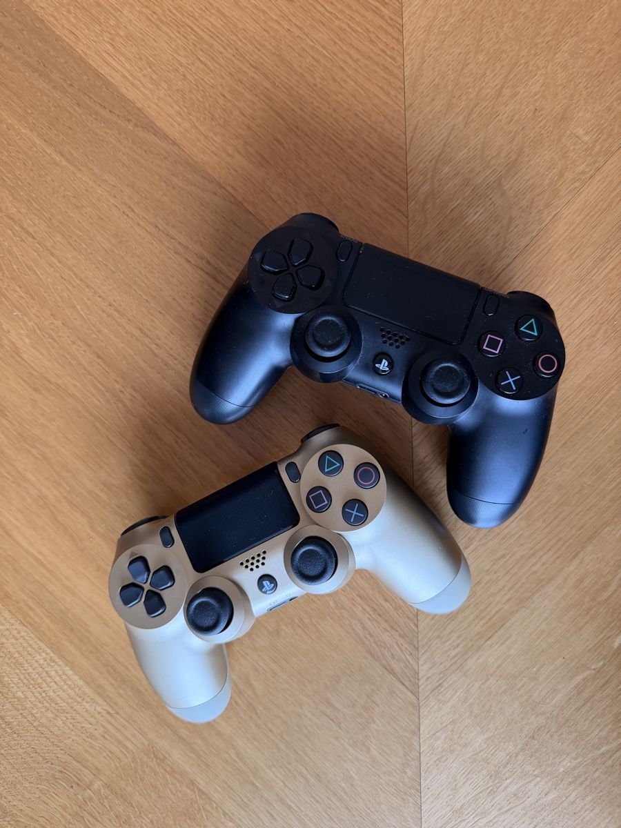 Sony Playstation 4 (PS4) inkl. 2 Controller - Top Zustand! (Gebraucht ...