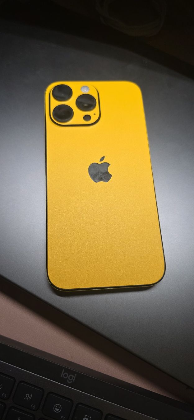 iPhone 16 Pro Max - Yellow Skin (Gebraucht) in Merenschwand für CHF 701 ...