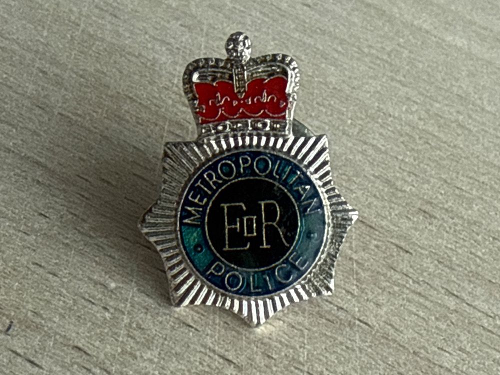Pin Metropolitan Police (Gebraucht) in Glattbrugg für CHF 1 – mit ...