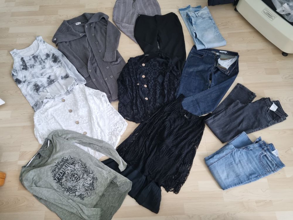 Viele Kleider gr. S (Gebraucht) in Würenlos für CHF 25 – mit Lieferung auf Ricardo kaufen