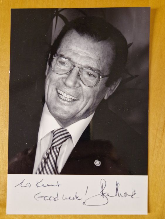Roger Moore, Original Autogramm auf Foto in s/w | Acheter sur Ricardo
