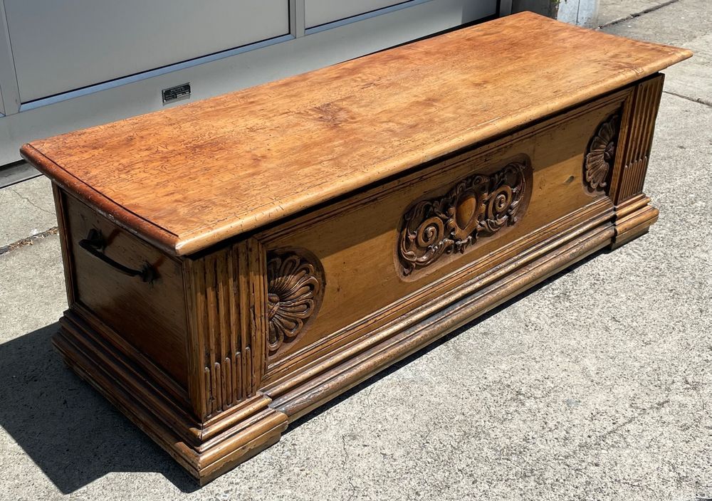 Antike grosse Holz Truhe um 1750 (Gebraucht) in Root für CHF 100 – mit ...