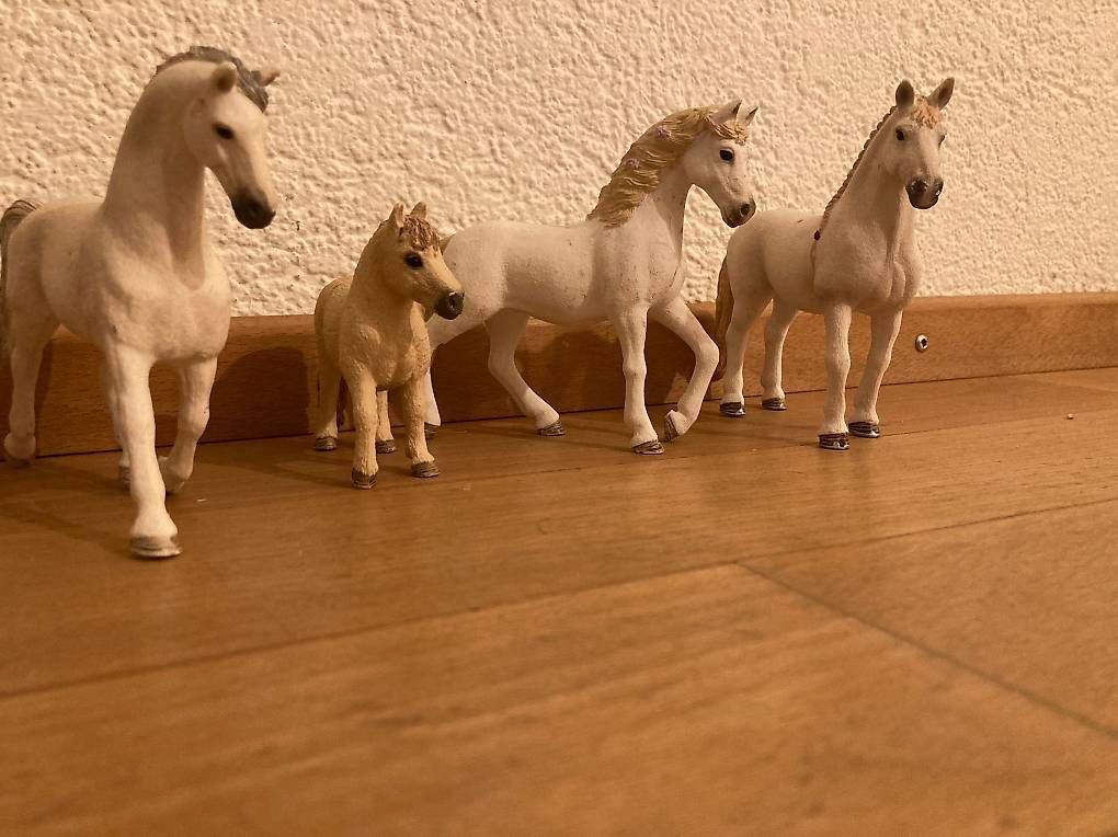 Schleich Pferde weiss mit Fohlen (Gebraucht) in Zürich für CHF 15 – nur ...