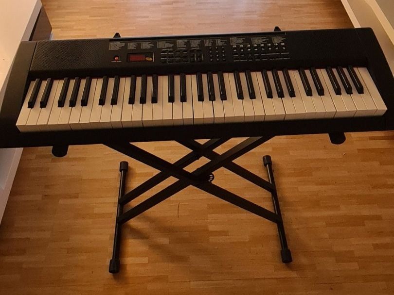 Keyboard mit Ständer | Kaufen auf Ricardo