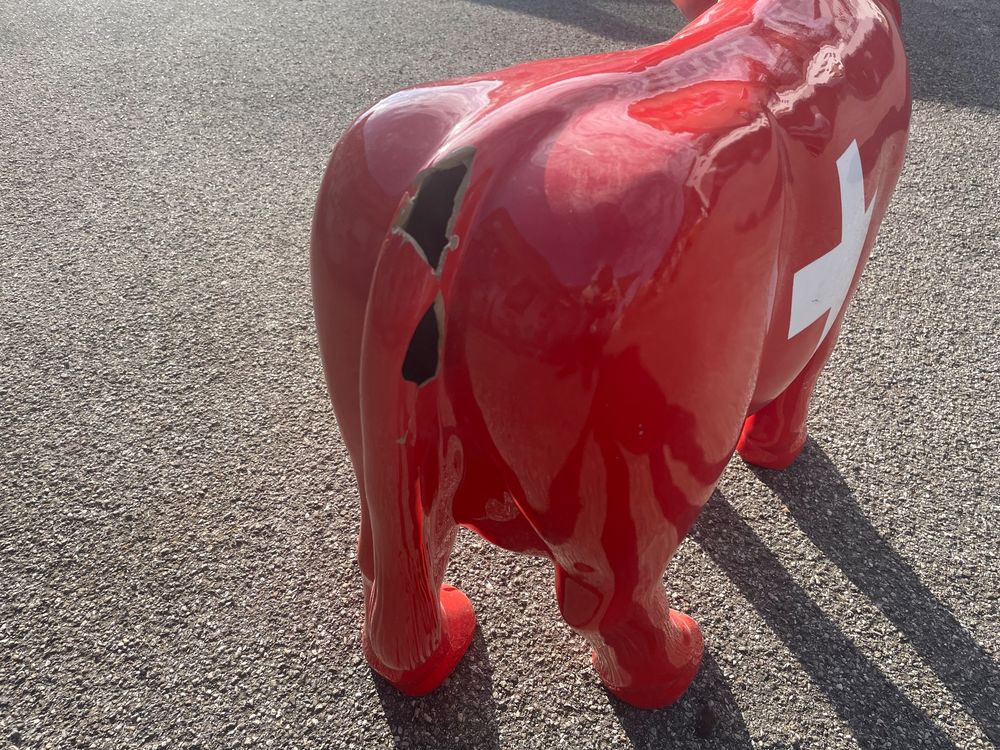 Vache en résine "Drapeau Suisse" avec cloche dorée | Kaufen auf Ricardo