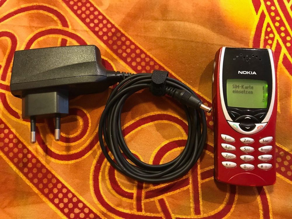 Nokia 8210 rot mit passendem Ladegerät | Kaufen auf Ricardo