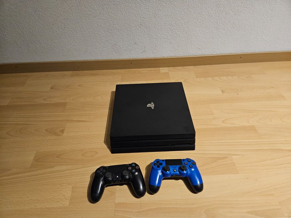 PS4 Pro + 2 Controller inkl. Stromkabel | Kaufen auf Ricardo