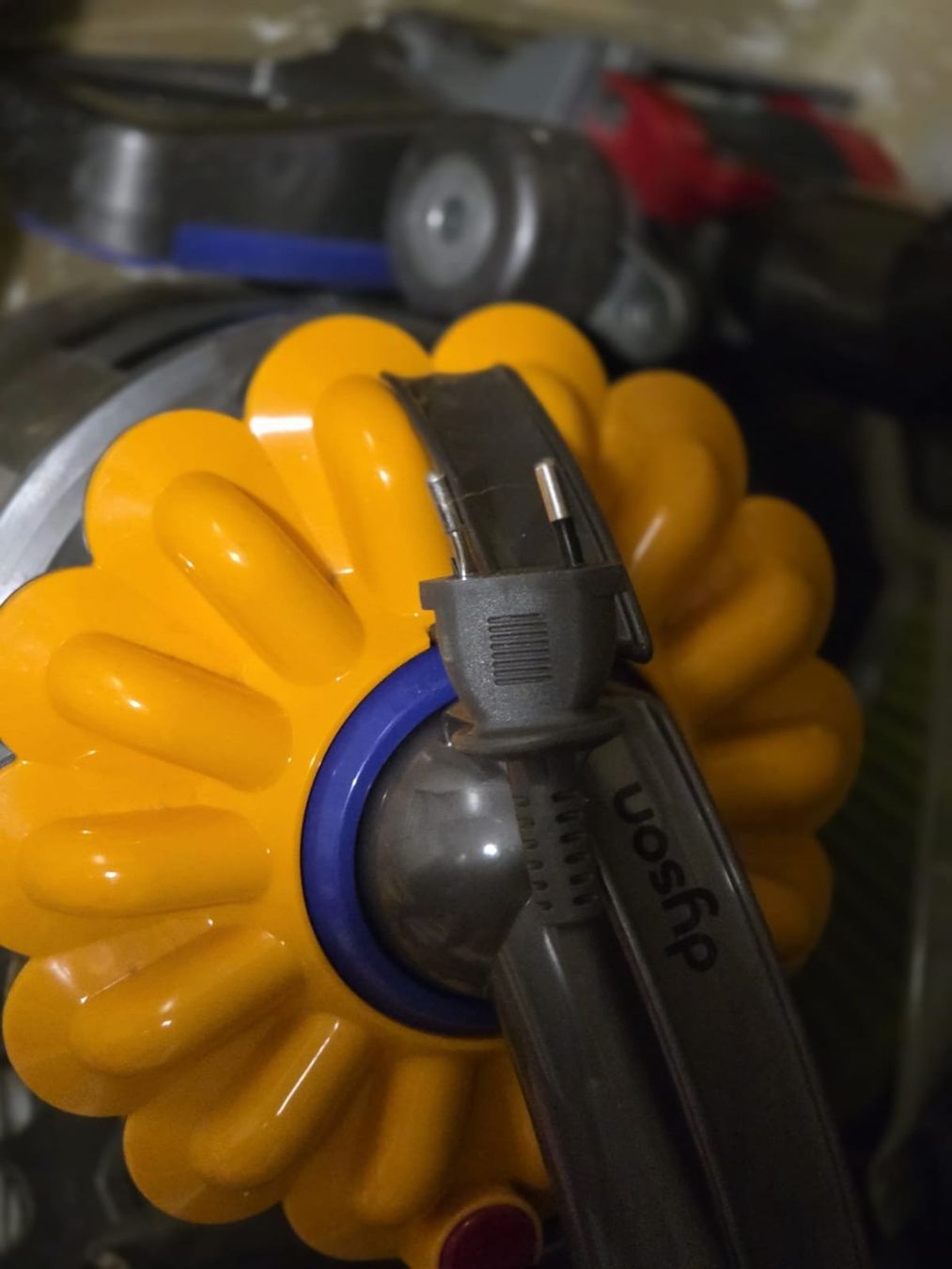 Dyson Vaccum Cleaner and Xiaomi TV +Wall Mount for 300 CHF (Gebraucht ...