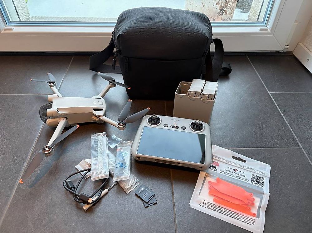 DJI Mini 3 Pro Fly More Combo (DJI RC) + 2x SD-Cards (Gebraucht) in ...