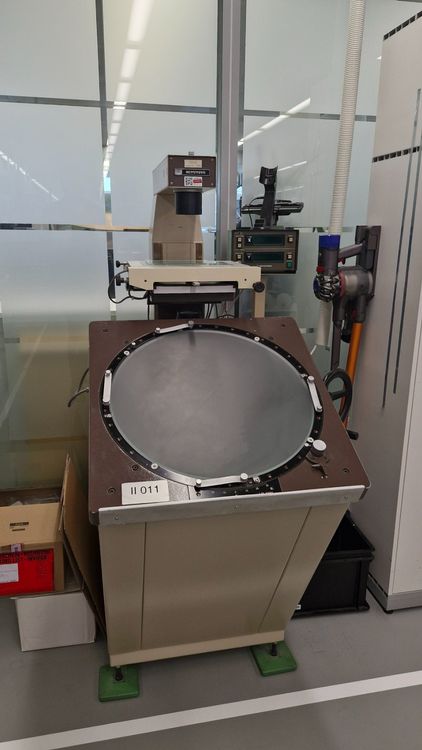 Grosser Messprojektor / Profilprojektor Mitutoyo PV500 (Gebraucht) in ...