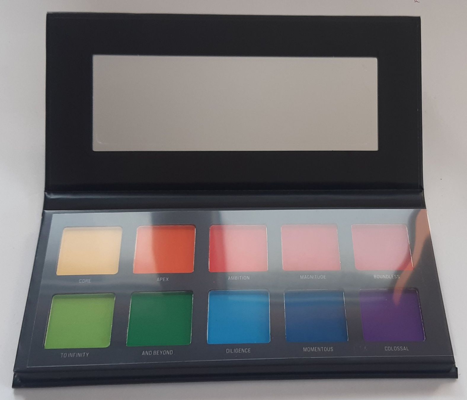 Palette de fards à paupières arc-en-ciel (Neuf avec emballage d'origine ...