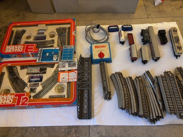 Märklin HO Eisenbahn Set mit Schienen, Brücke, Trafo, 2 Loks (Gebraucht ...