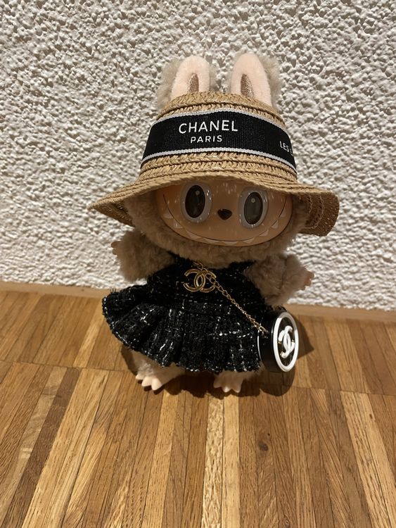 Labubu Exciting Macaron im Outfit wie Chanel (Neu (gemäss Beschreibung ...