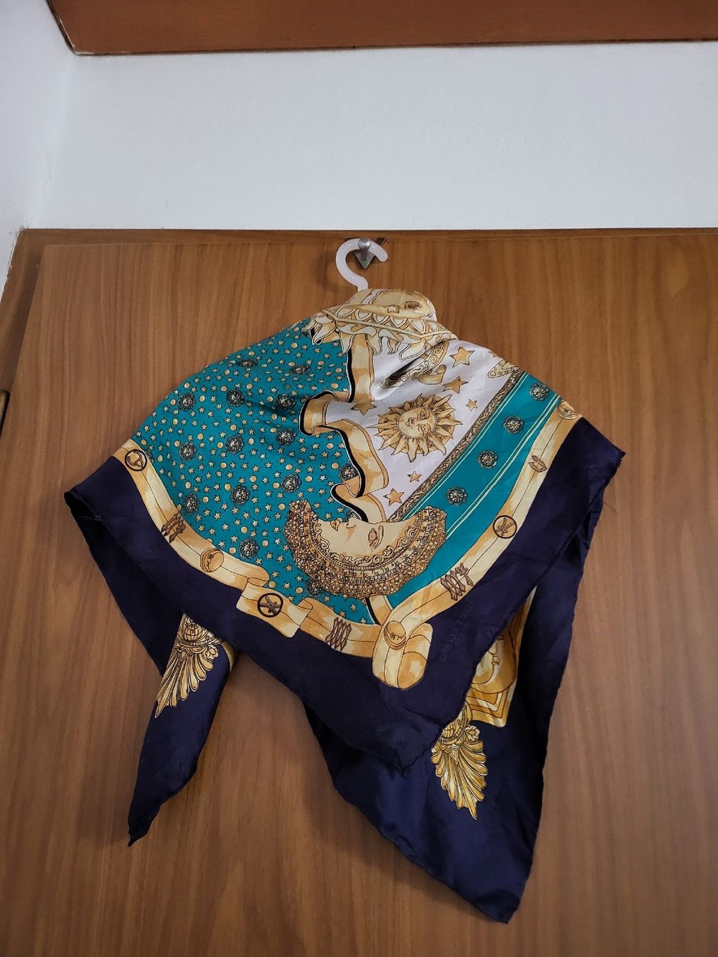 Foulard soie vintage Loris Azzaro Paris, motif céleste 🌙 (D'occasion) à ...