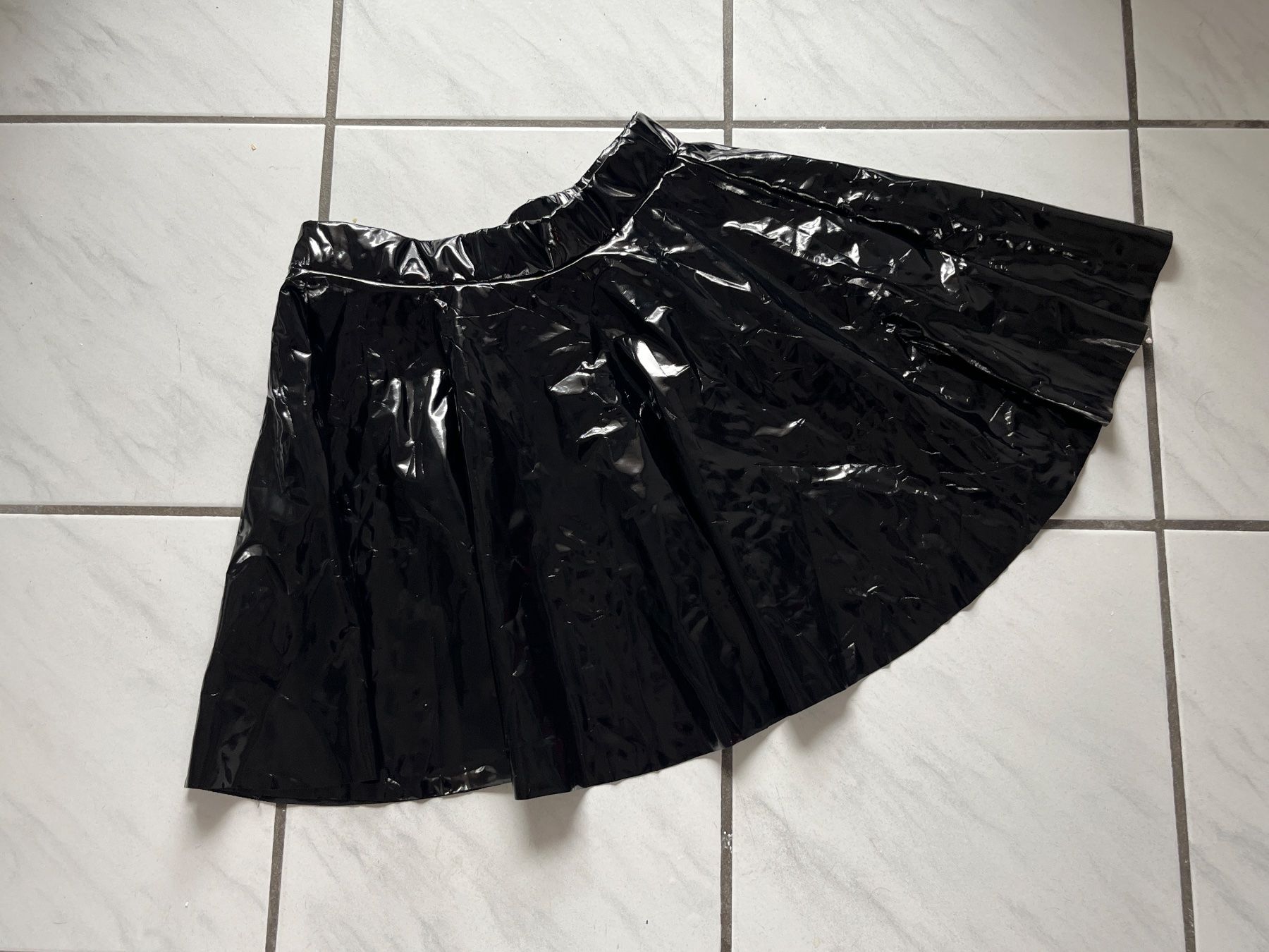 Schwarzer Lack Mini Rock, Gr. (Défectueux) à Chiasso pour CHF 15 – avec ...