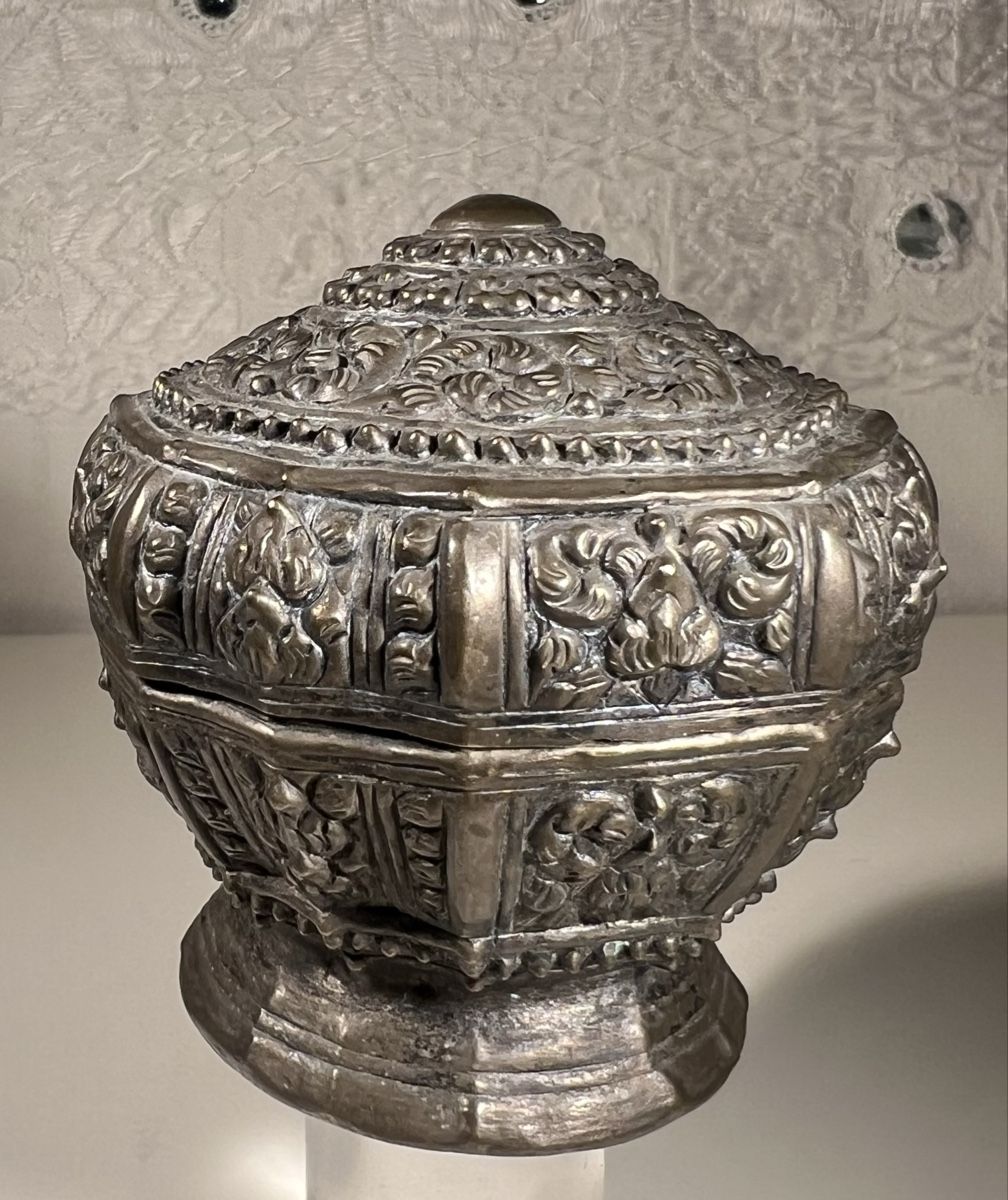 Petite boîte à bétel, métal argenté repoussé, Cambodge (D'occasion) à ...