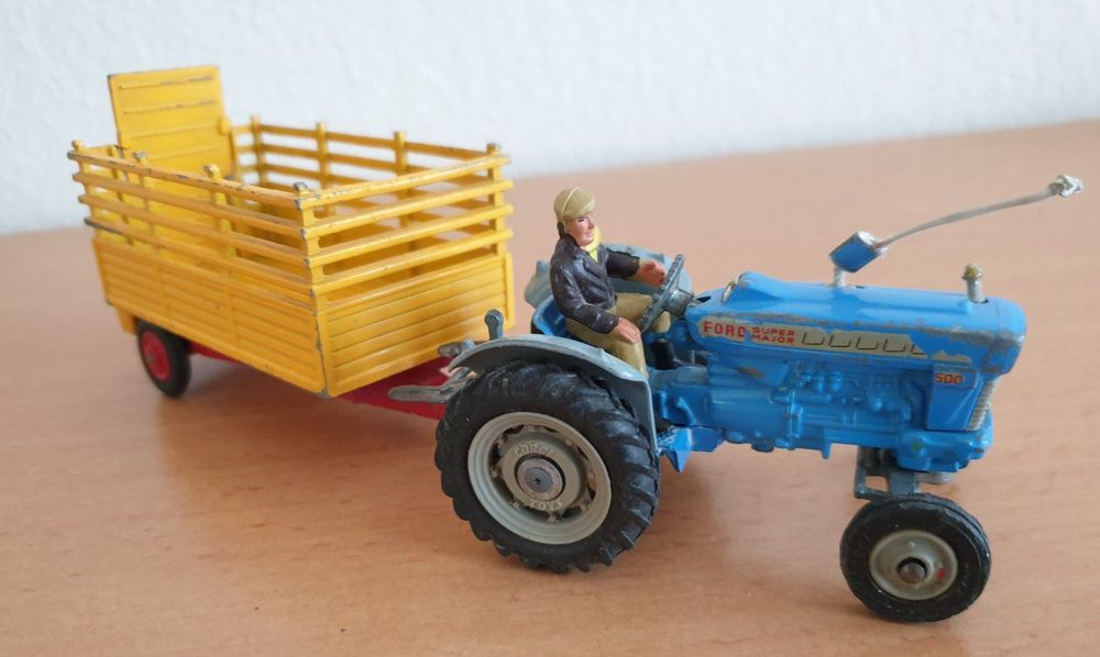 Corgi Toys Ford 5000 Traktor + Tieranhänger inkl. Fahrer (Gebraucht) in ...