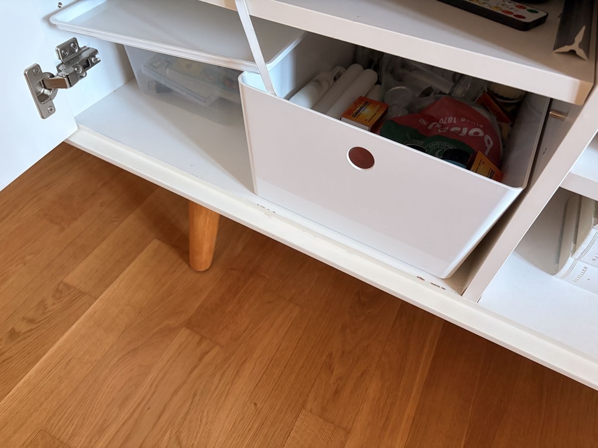 Sideboard weiss mit Holzfüssen - guter Zustand (D'occasion) à Zürich ...