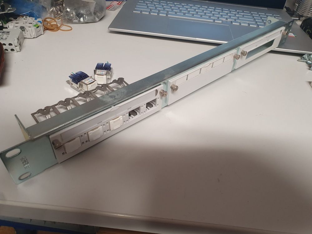 R&M 19" 1HE Rangierfeld 15-Port RDM RJ45 R302139 Leer Rack (Gebraucht ...
