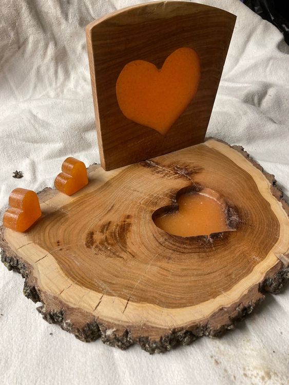 Tisch Deko Holz Geschenk Herz aus Epoxitharz Unikat (Gebraucht) in Naters für CHF 35 – mit ...