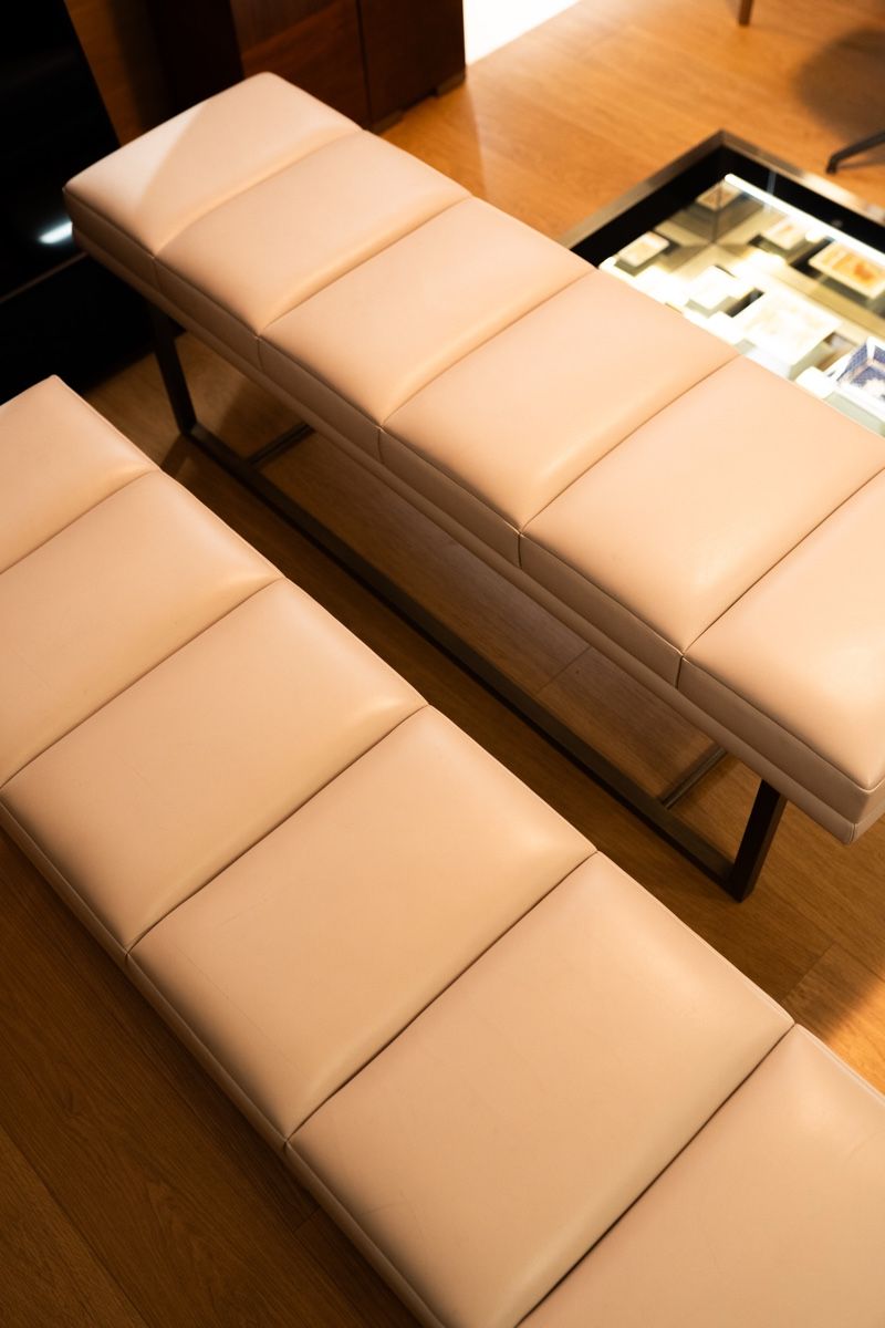 Paire de bancs en cuir véritable – Maison Dupin Genève (D'occasion) à ...